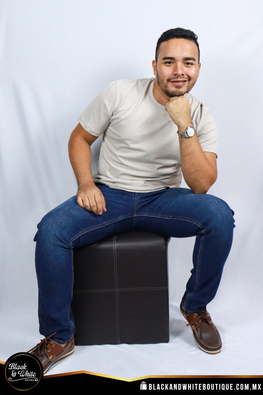 Playera beige básica – Black & White