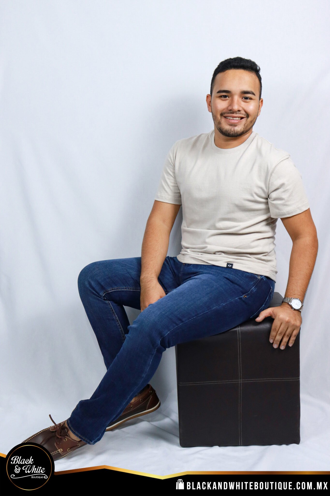 Playera beige básica – Black & White